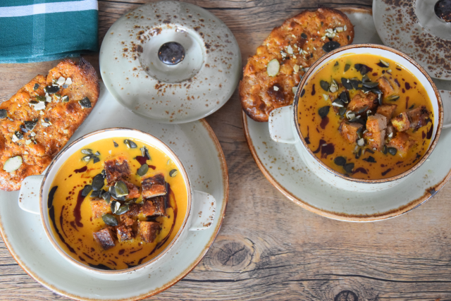 Kürbiskernsuppe mit Dotterbutterbroten – Küchenereignisse