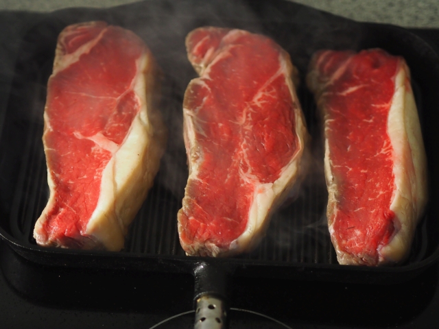 Rindssteak aus der schweren, gußeisernen Pfanne – Küchenereignisse