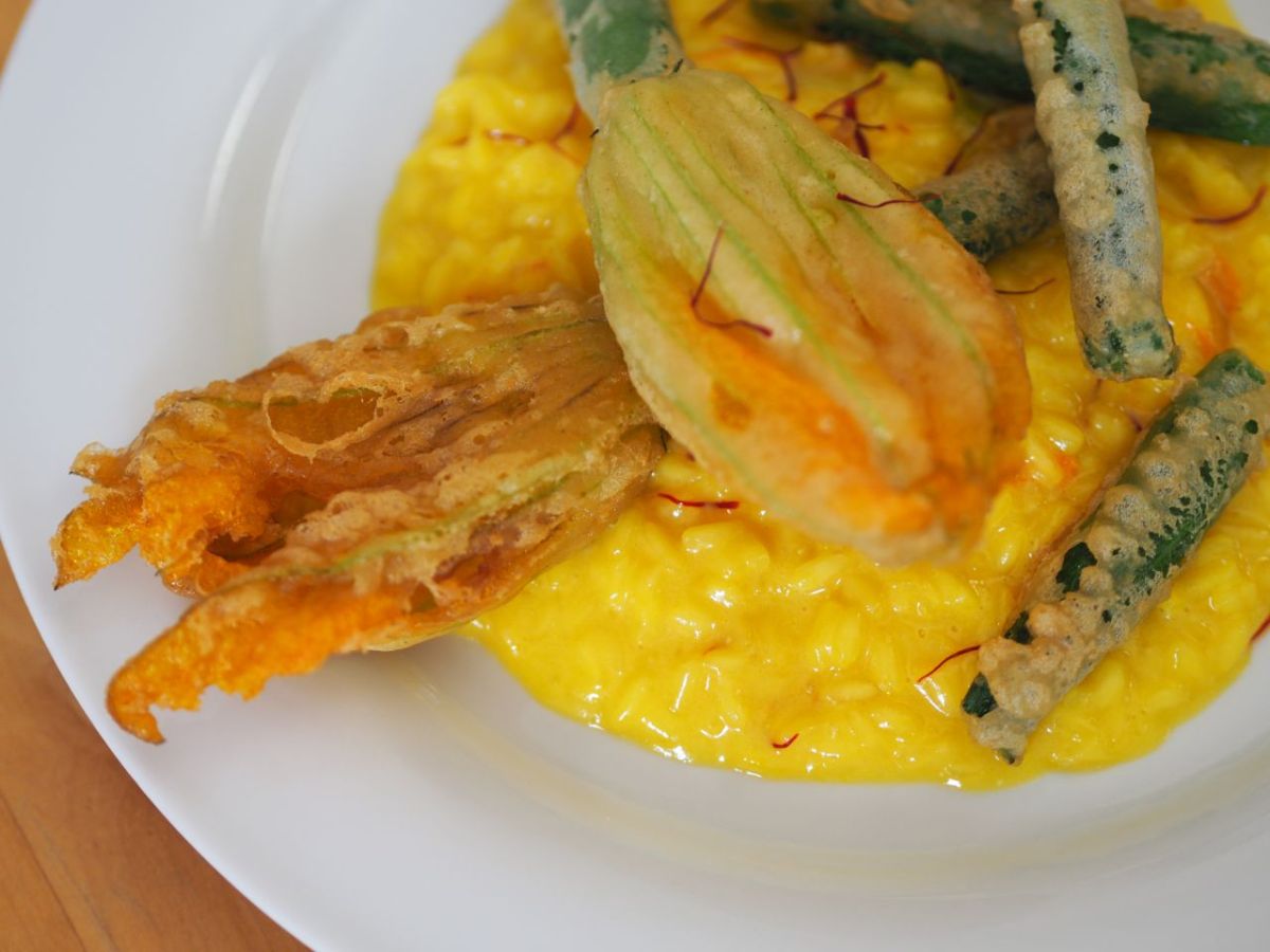 Risotto milanese mit gebackenen Zucchiniblüten – Küchenereignisse