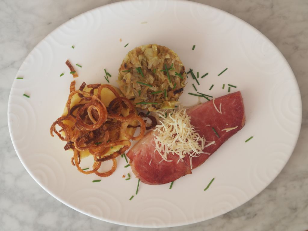 Geselchtes mit Kartoffelpüree , Röstzwiebel und Kraut & Kren ...