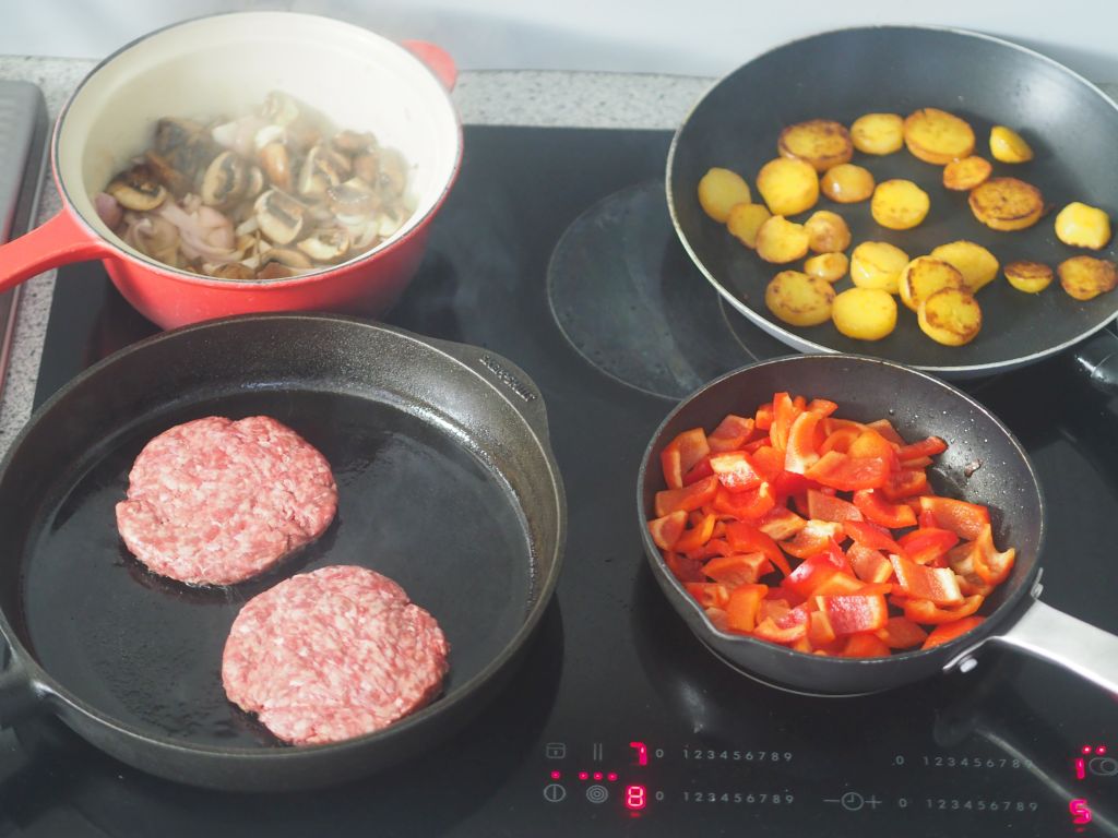 Prime Beef Wagyu F1 Burger Patty mit Bratkartoffeln und Misosauce ...