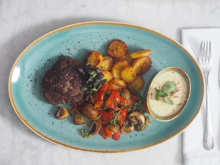 Prime Beef Wagyu F1 Burger Patty mit Bratkartoffeln und Misosauce ...