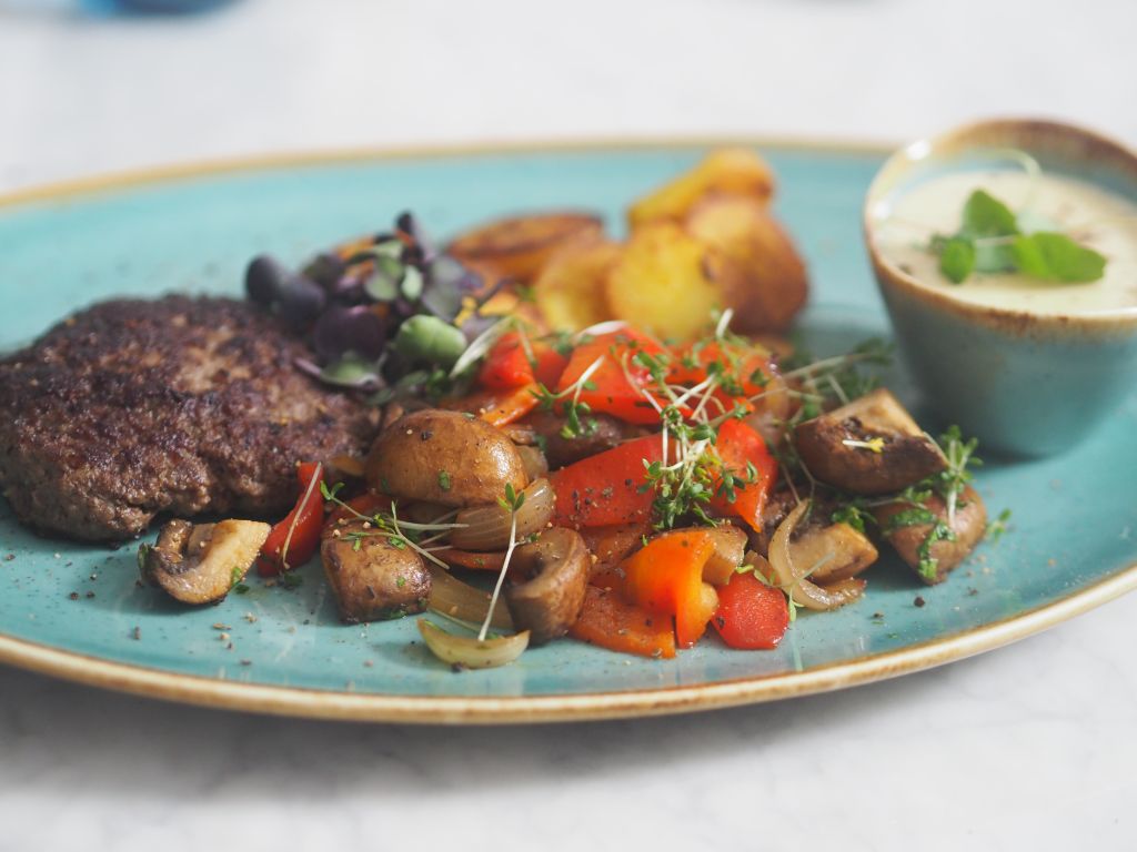 Prime Beef Wagyu F1 Burger Patty mit Bratkartoffeln und Misosauce ...